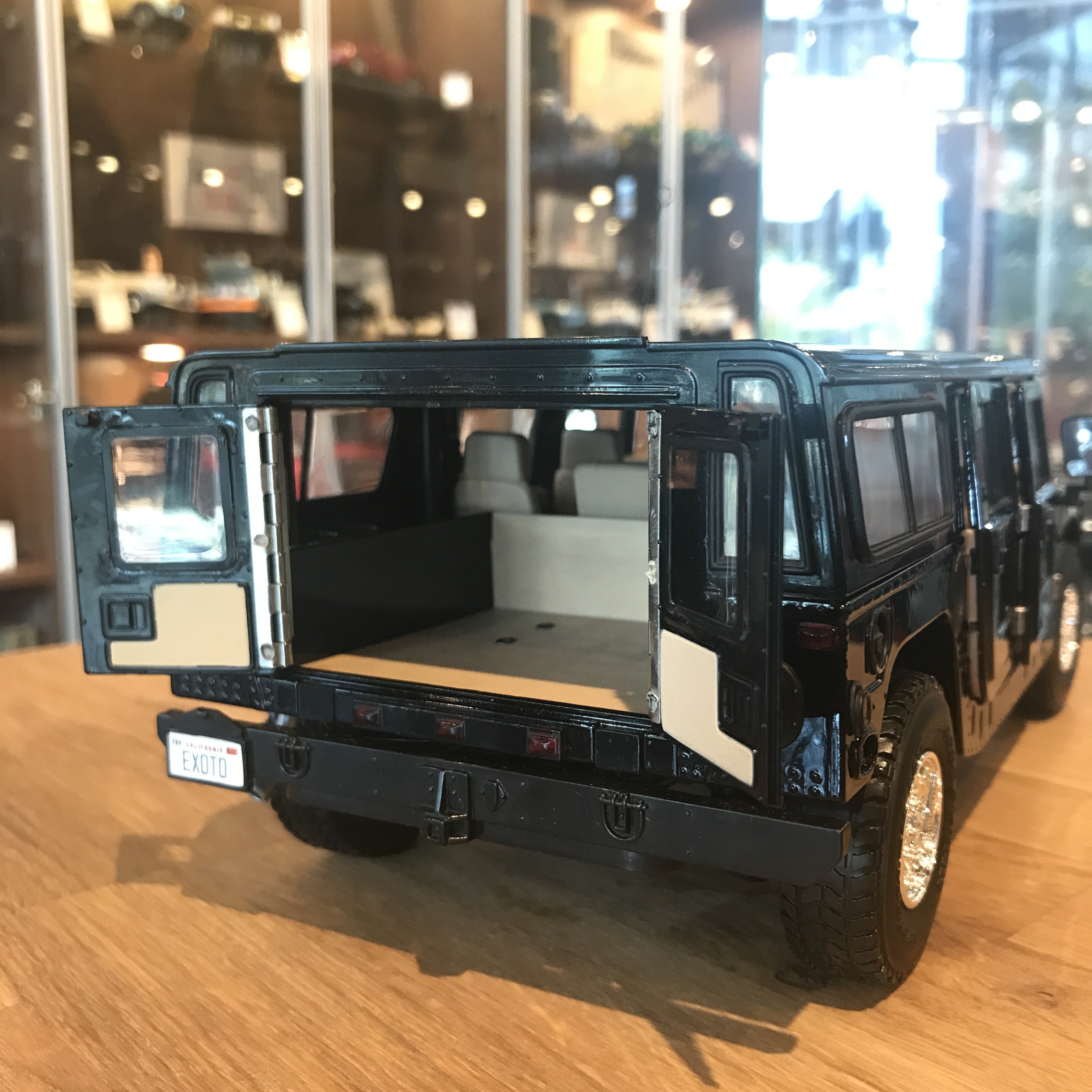 Exoto 1/18 1995 Am General Hummer H1 Wagon Black TDT01803 – YomaCarModel